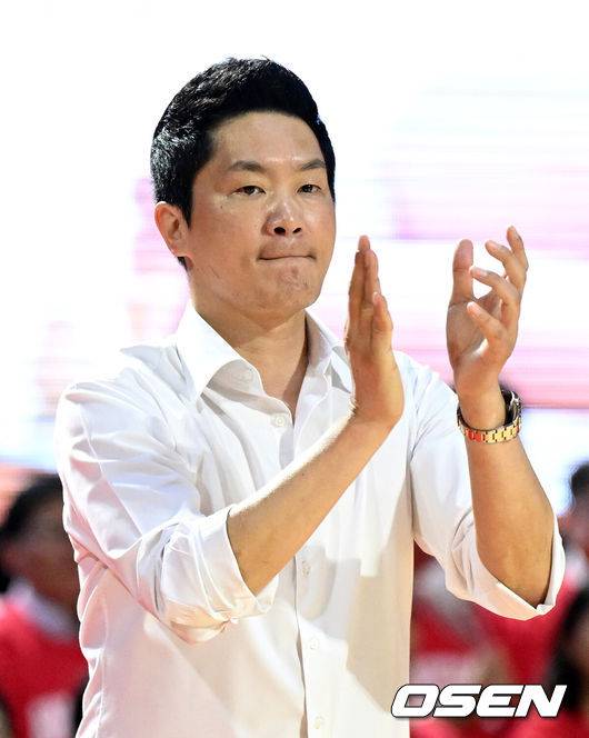 '리버스 스윕' 노리는 전희철 SK 감독, "리듬 되찾아준 선수들 너무 고마워...뭐든 할 수 있는 선수들" [서울톡톡]