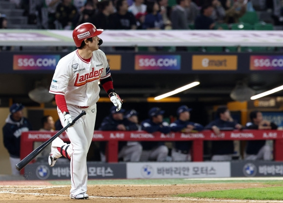 SSG 최정, 프로야구 사상 첫 500홈런 금자탑