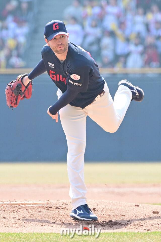 4년 동행 마침표 찍은 좌승사자의 작별인사 롯데 팬들 마음 평생 간직 韓 추억 영원히 기억될 것