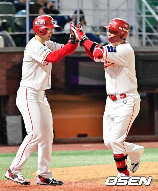 '소년장사' 최정, ABS까지 도운 500홈런 대기록 [민경훈의 줌인]