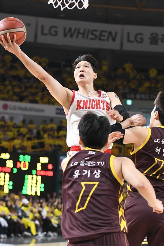 [KBL FINAL 리뷰] ‘김선형-안영준-워니 승부처 맹위’ SK, LG에 재역전승 … 시리즈는 최종전으로