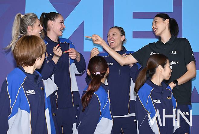 [KYK] '11명→17명' 더 많아진 스타들 이끈 김연경 "'배구가 재밌구나' 라는 것을 느껴주셨으면"