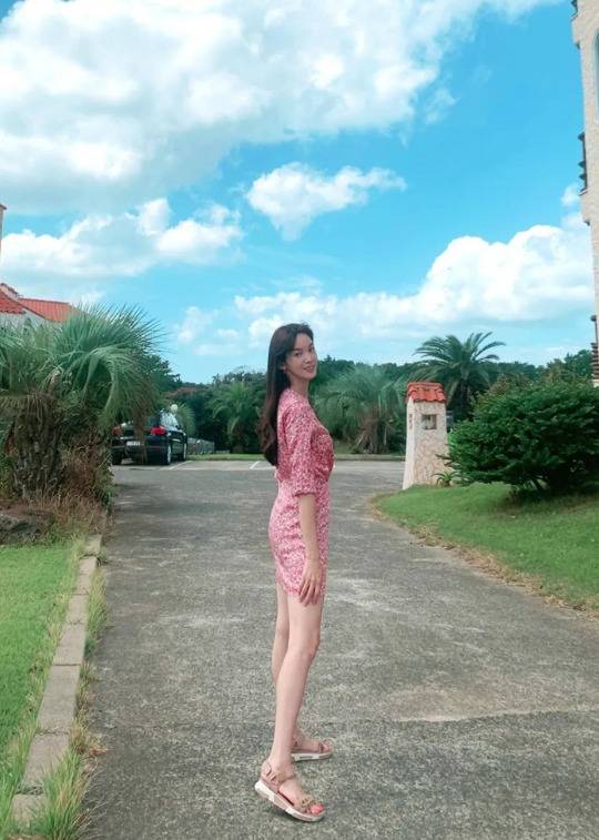 싱글맘 초동안 46세 여배우 172cm,8등신 뽐낸 수영복룩 | 어썸클