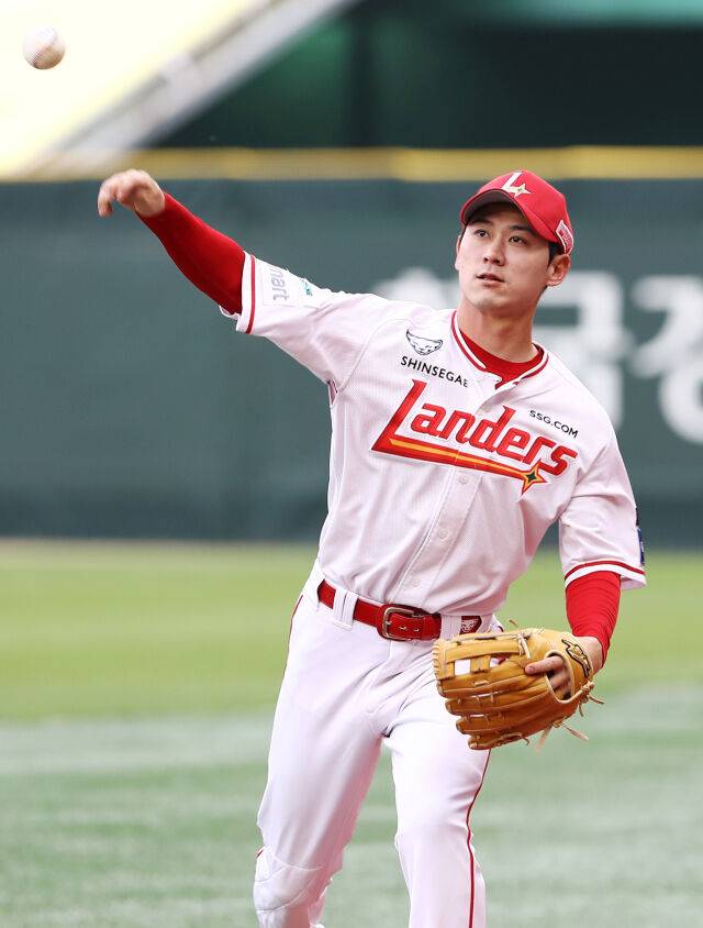 SSG 만년 백업의 대반전, KIA 41세 거포 다음이라니…KBO 최초의 사나이 못지않았던 존재감, 입단 9년 만에 기회가 왔나