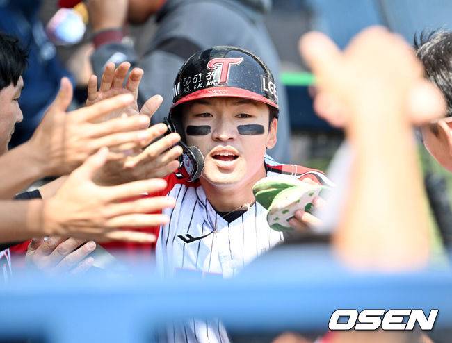 LG 60억 수비 달인 인기 이 정도였나…30대 이하 여성팬 압도적 지지, 가장 영향력 있는 야구선수 1위 오르다