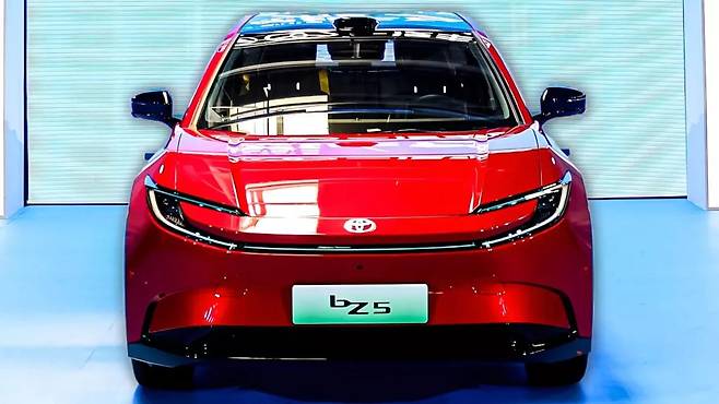 1대에 2500만원…토요타, 테슬라 절반 가격의 전기 SUV ‘bZ5’ 출시 | 더드라이브