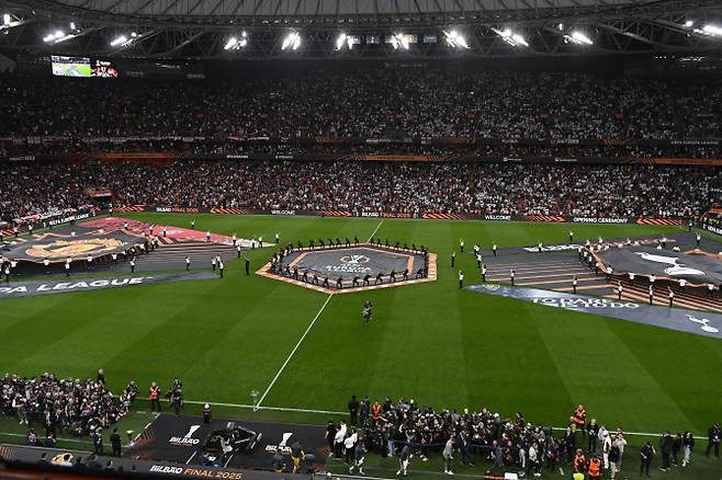 ‘손흥민 15년 기다림 끝냈다’ 토트넘, 맨유 꺾고 유로파 우승