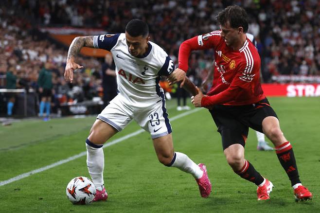 ‘손흥민 15년 기다림 끝냈다’ 토트넘, 맨유 꺾고 유로파 우승