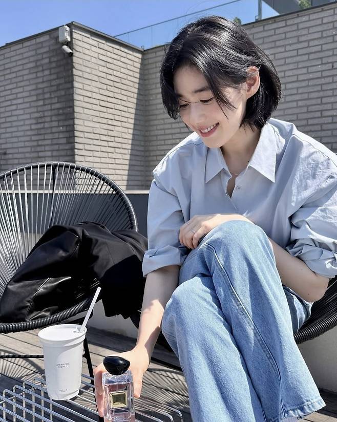 예뻐졌다 말 안 할 수 없네 하얀 피부에 롱다리 뽐낸 여배우 데님룩 대본은 내운명