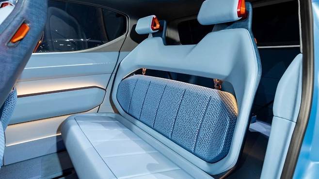 도심형 전기 SUV 끝판왕, 기아 EV2 vs 테슬라 모델 Y…누가 진짜 승자인가? | 두맨카