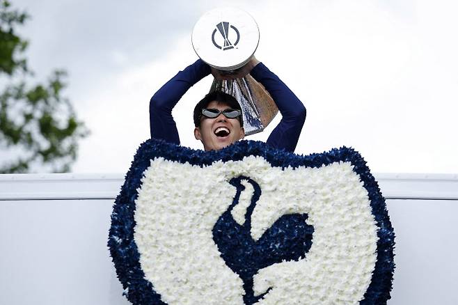 ‘파티는 계속된다’ 토트넘, 우승 퍼레이드... 손흥민 “주장일 때 우승해 행운”