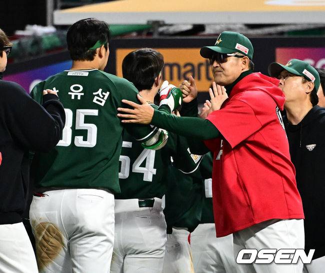 ‘0:1→2:1→2:3→3:3→4:3→4:4→5:4’ 선두 LG 상대로 끝내기, 이숭용 감독 “만원 관중을 만들어 주신 팬분들에게 좋은 선물이 된 것 같다”