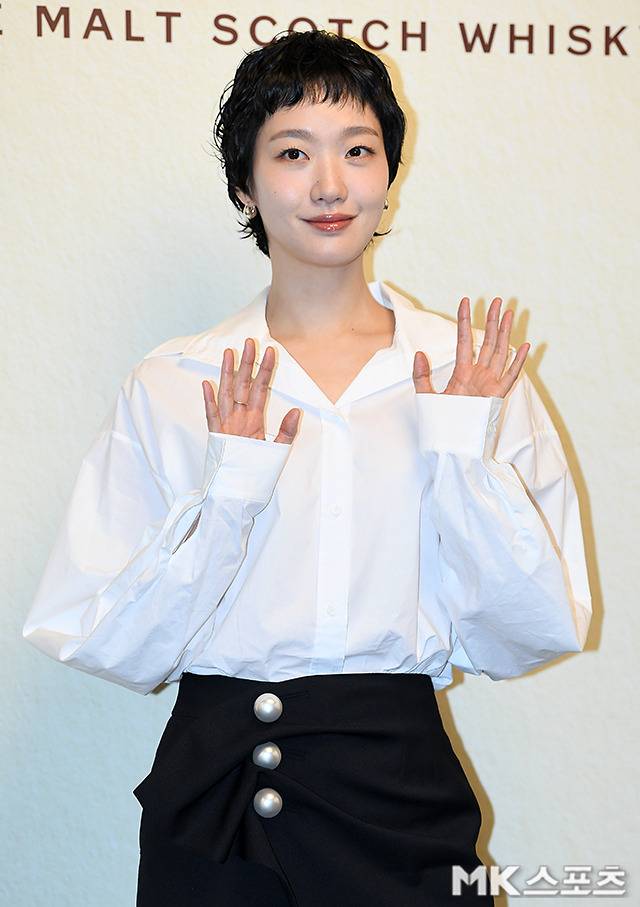 김고은 과감하게 볶은 주먹밥 머리 절제된 세련미 뽐낸 미니멀리즘 셔츠룩 뷰티는 내운명