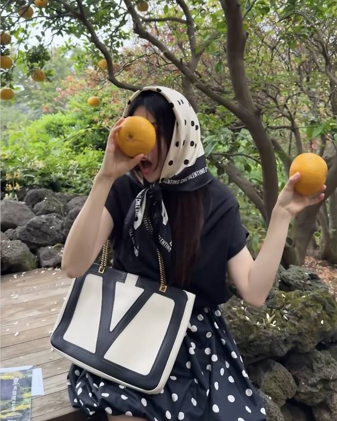 박하선 감귤밭 뒤집은 목동여신 스카프 하나로 제주 접수 도트 미니룩 뷰티는 내운명