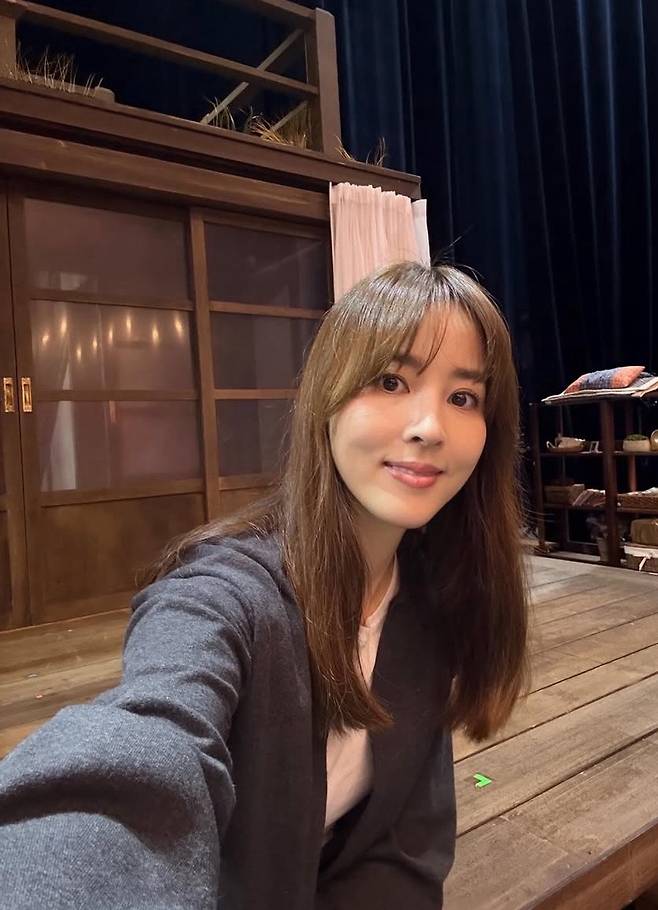 8살 연하 ️ 남편보다 더 어려 보인다고 세월 비껴간 43세 여배우 데님룩 스타와 패션