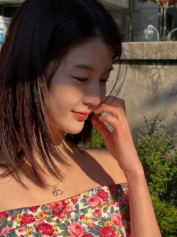 대기업 인턴에 쇼핑몰 모델까지 전혀 예상 못한 이력의 여배우 오프숄더 미니스커트룩 대본은 내운명