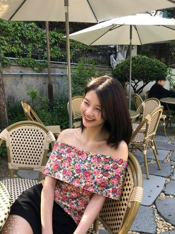 대기업 인턴에 쇼핑몰 모델까지 전혀 예상 못한 이력의 여배우 오프숄더 미니스커트룩 대본은 내운명