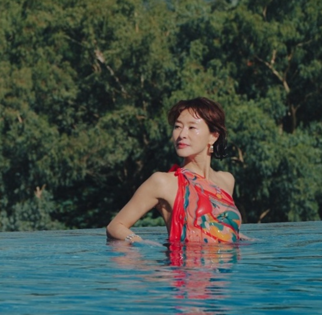 이게 50대 몸매? 20대도 울고갈 44kg 여배우 놀라운 수영복 화보 | 패션룸