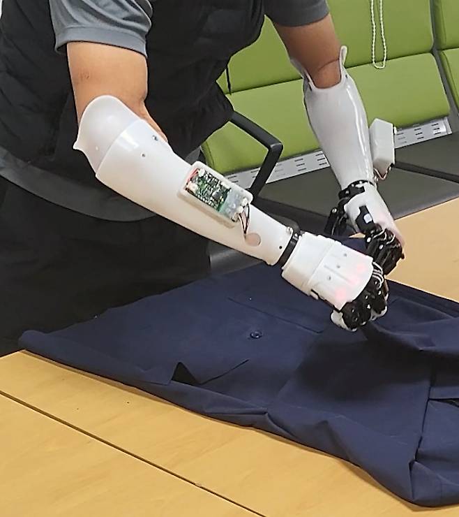 기계연 물체 모양에 맞게 쥘 수 있는 초경량 로봇의수 개발