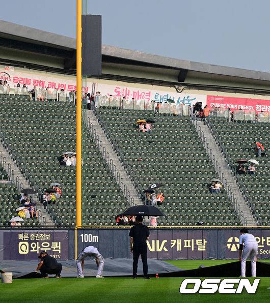 갑자기 소나기→방수포 덮었다 걷었다. 잠실 한화-LG전, “오후 7시 지연 시작”
