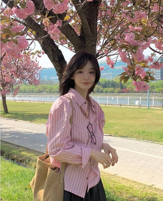 8등신에 얼굴까지 완벽한 아이돌급 비주얼 터진 여가수 미니스커트룩 대본은 내운명