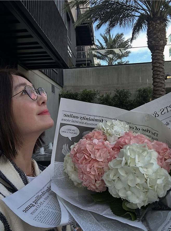 오연수 미국서 커피 한잔의 여유 6월 햇살보다 눈부신 50대 동안미모 네온 니트룩 뷰티는 내운명