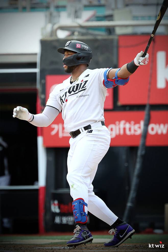 "내가 2할대라니…" 충격에 특타까지, KBO 172홈런 레전드 외인거포가 살아난 이유