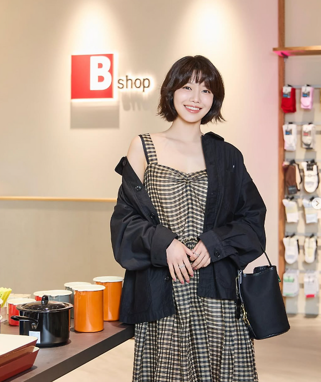 "172cm 49kg 그녀, 이렇게 예뻤었나?" 체크 원피스 하나로 행사장 '올킬' | 오늘뭐입지