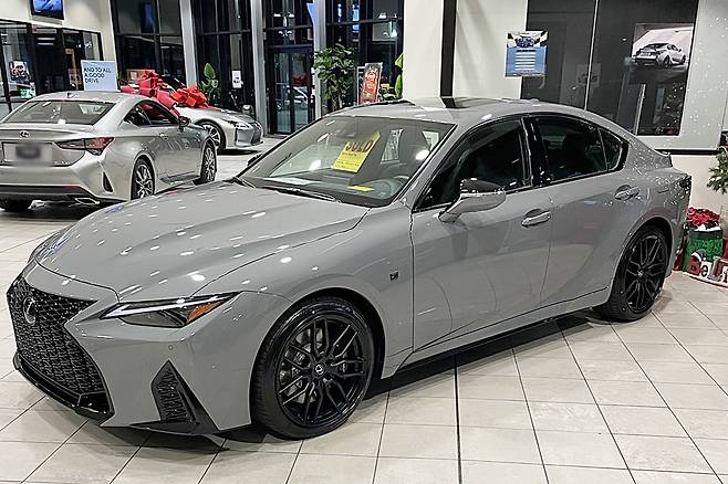 "V8의 마지막 자존심"… 렉서스 IS500 얼티밋 에디션 500대 한정 출시 | 오토포크