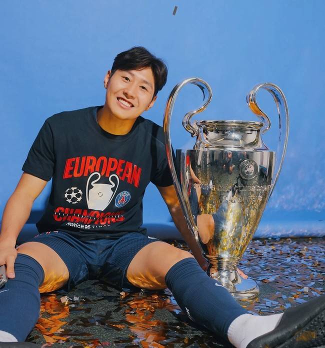 [UCL ISSUE] '당당한 공식 우승 멤버' 이강인, 메달 메고 트로피 들고 파리 퍼레이드 즐겨