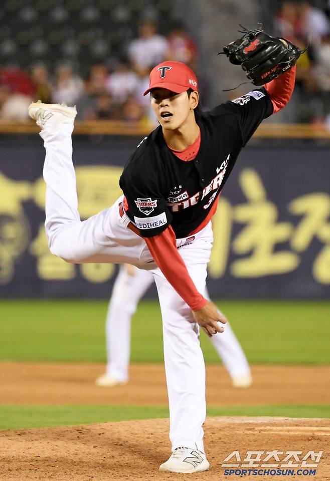 7년 묵은 데뷔전 → 잠실 전광판 '154km 쾅!' 찍히자 3루가 열광했다. KIA팬 설레게 한 '중고 특급신인' 나왔다!