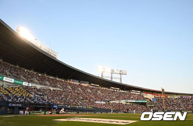 ‘흥행 미쳤다’ 최다 관중 삼성-최고 수입 한화, 왜 KIA만 관중 줄었나...역대 최소경기 500만명