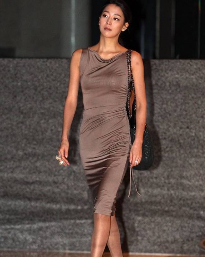 키 174cm,51kg로 너무 예뻐 아무도 49살이라고 믿지 않는 여배우 | 포켓뉴스