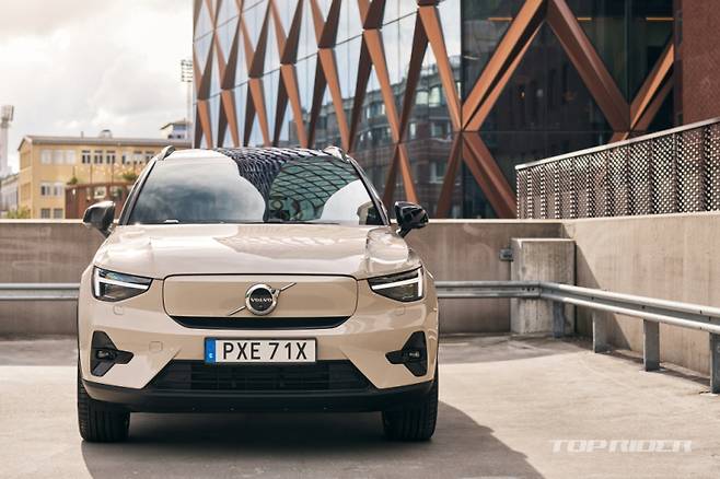 볼보 EX40 깜짝 출시, 가격 6674만원..주행거리 434km | 탑라이더