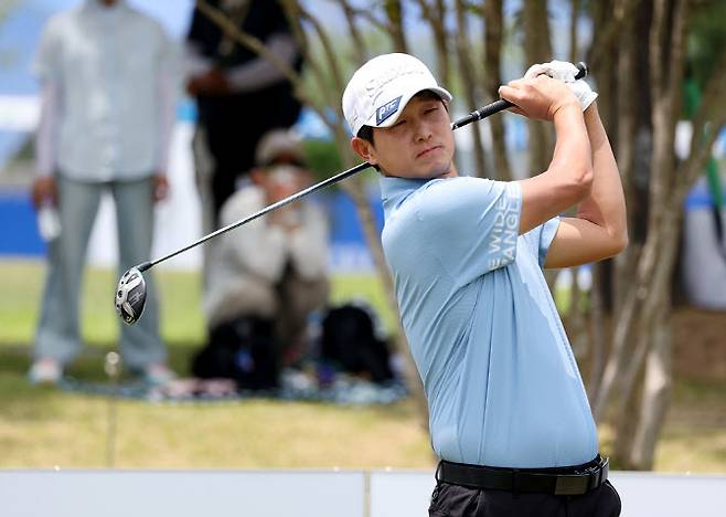 통산 10승+30억원 돌파 노리는 김비오, KPGA 부산오픈 2R도 선두