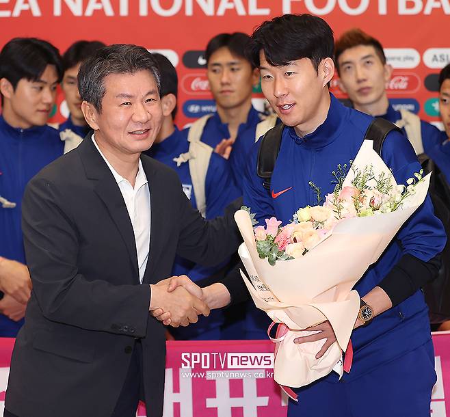 [포토S] 정몽규 회장, '손흥민과 다정하게'