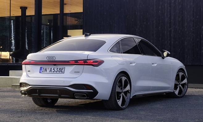 아우디 A5 e-하이브리드 공개! BMW 330e, 벤츠 C300e 긴장해야 하는 이유 | 두맨카