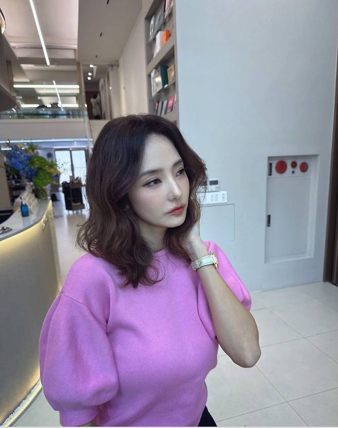 방부제 미모 인증한 ‘원조 바비인형 40대 여배우 캉캉 미니스커트룩 대본은 내운명