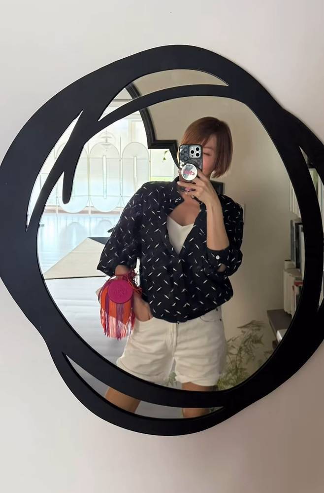 모델인 줄” 셔츠 하나로 분위기 뒤집은 52세 아나운서 오프숄더룩 대본은 내운명