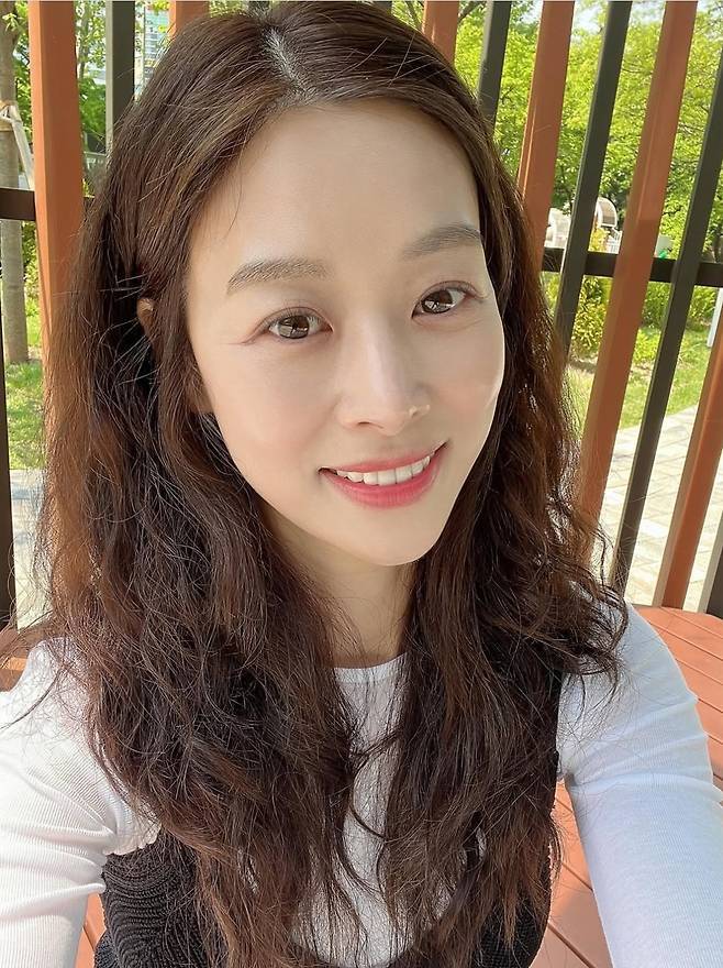 “이 정도면 그냥 모델이지” 170cm·54kg 여배우, 9등신 버뮤다팬츠룩 | 대본은 내운명