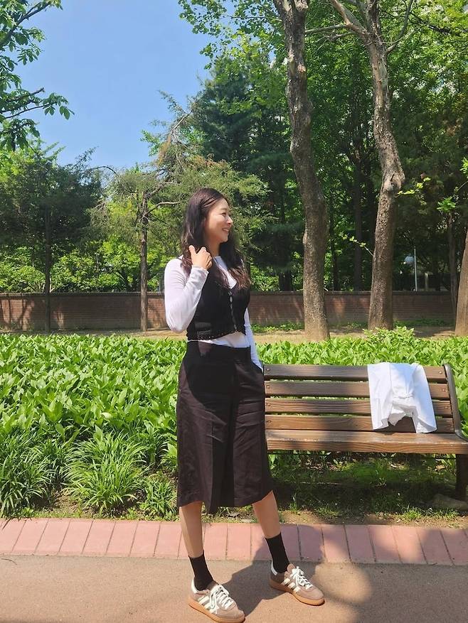 “이 정도면 그냥 모델이지” 170cm·54kg 여배우, 9등신 버뮤다팬츠룩 | 대본은 내운명