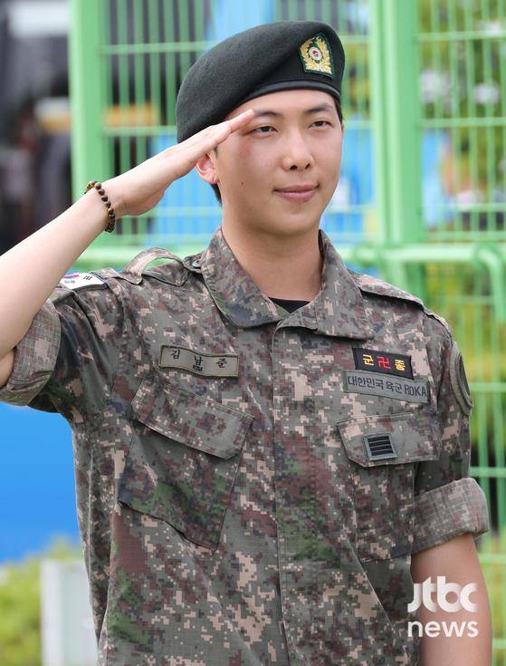 RM·뷔, 기쁨의 만기전역 “공연 제일 하고파, 기다려준 아미 감사”(종합)