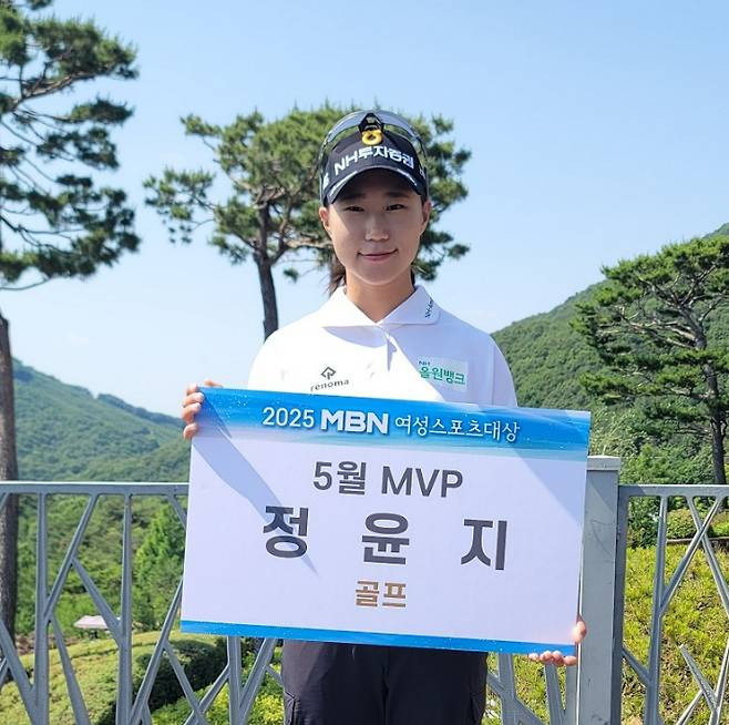 '화려한 은퇴' 김연경, 5년 만의 여성스포츠대상 수상…골프 정윤지는 첫 월간 MVP