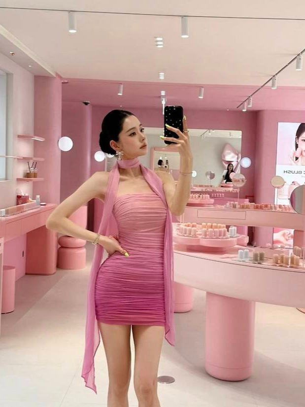 심플한데 시선 집중… 163cm·42kg 마네킹 유튜버, 눈부신 드레스룩 | 대본은 내운명