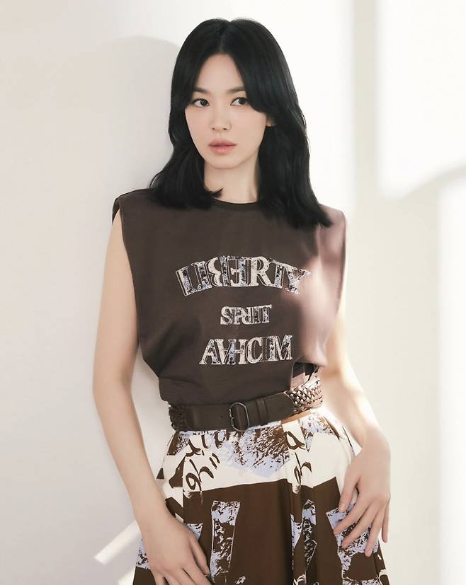 송혜교 치마가 너무 편한 요즘 살랑살랑 세련된 여신의 원피스룩 뷰티는 내운명