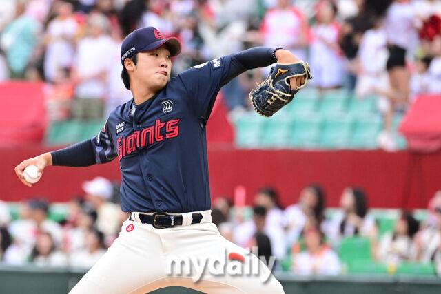 롯데 1차지명 투수 155km 미쳤다…통한의 한 방에 눈물, 그러나 롯데 팬들은 박수를 보냈다 [MD인천]