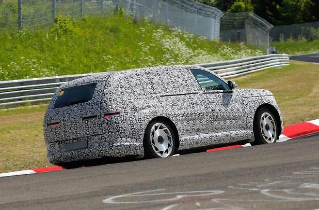 "미니밴 같은 실루엣" 제네시스, 럭셔리 전기 SUV 'GV90' 서킷 테스트 중 포착 | M투데이