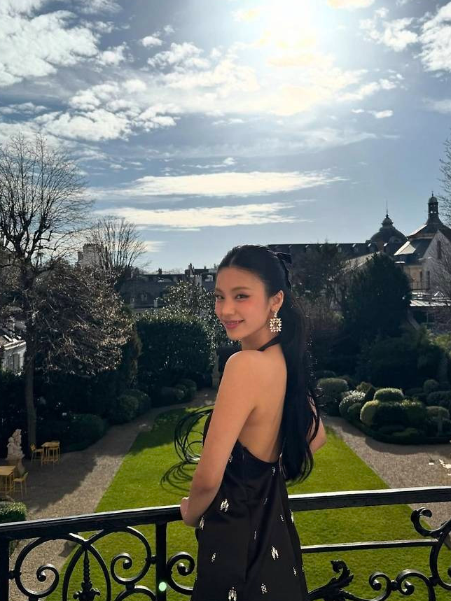 이게 연예인 실물이 맞아? 168cm·47kg 여가수, 압도적 미니스커트룩 | 대본은 내운명