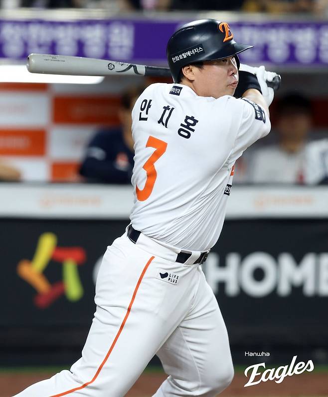 ‘wRC+ 2.1’ 리그 최악의 타격 생산력의 안치홍, 드디어 부진 탈출하나… 시즌 마수걸이포로 한화 5연승 견인