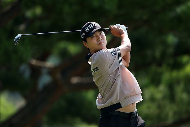 퍼트 '쏙쏙'… 8언더 옥태훈, 이번엔 트로피 들까